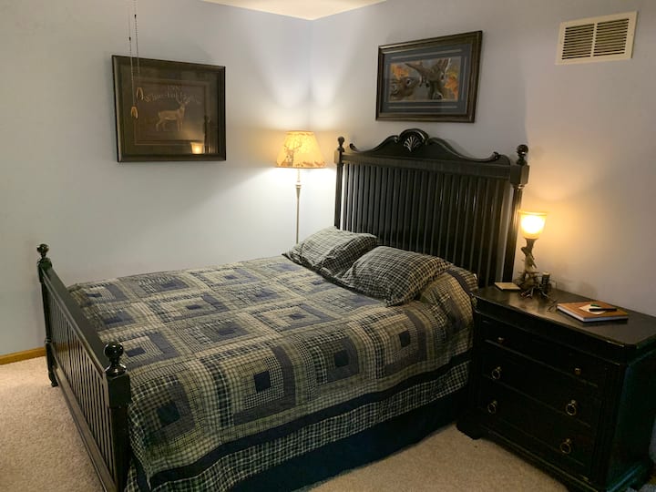 White Tail Oaks Lodge (White Tail Room) - Lake Geneva, WI