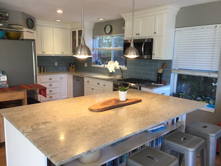 Sunny, Spacious, And Modern Home Near The Beach - Santa Cruz, CA