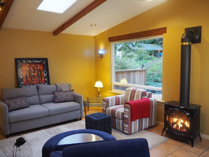 Cozy & Private Cottage Getaway - Vancouver Island