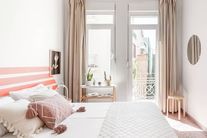 Colorful Flat With A Balcony In Historic Monastiraki - Athènes