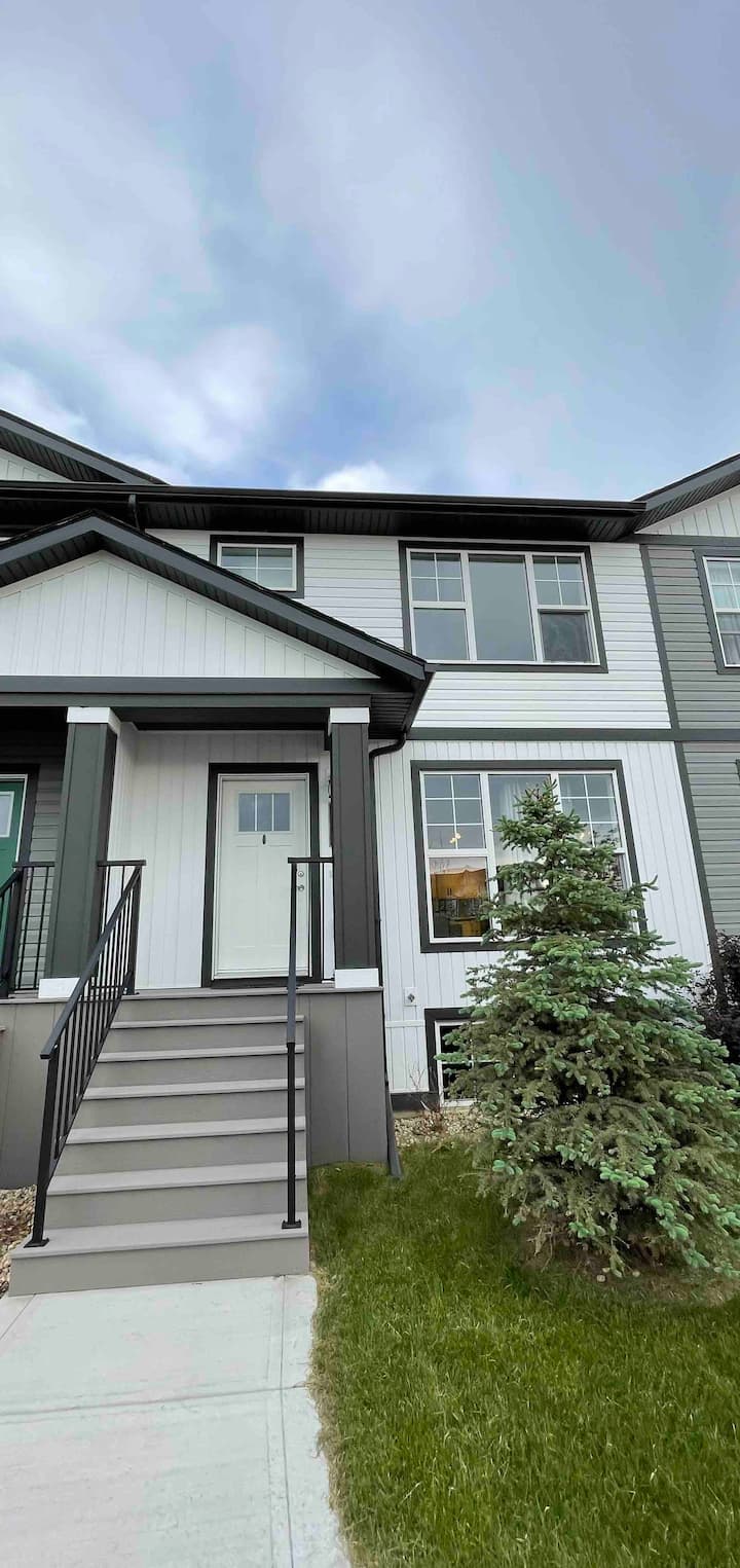 Modern Townhouse By The Lake - Sylvan Lake, AB