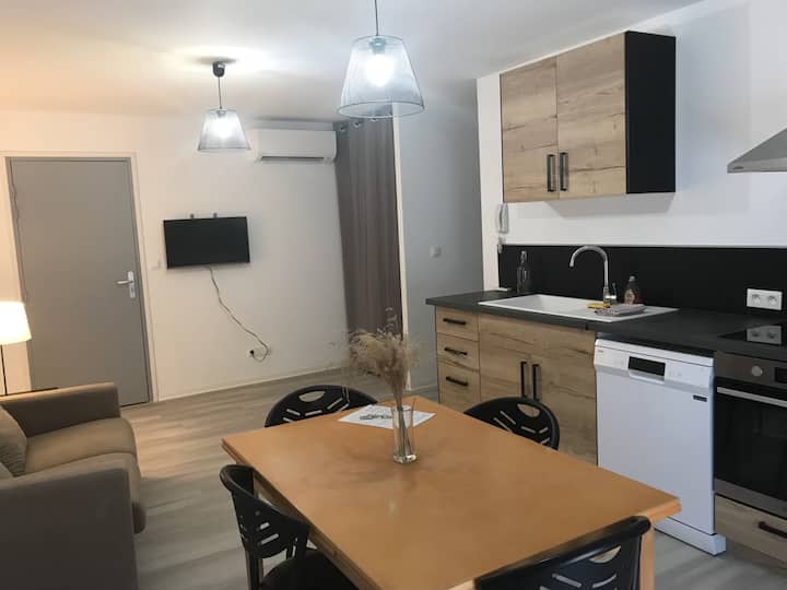 Bel Appartement "Atelier R. Julian" Plein Centre. - Bourg-Saint-Andéol