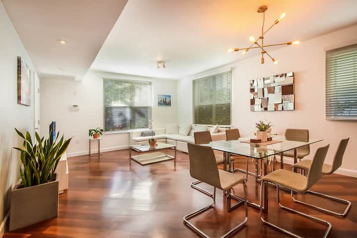 South Beach Designer Townhouse! Steps From Ocean - Miami Beach, FL