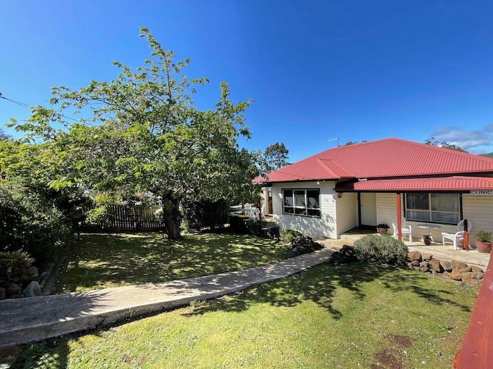 Penguin: Mountain Biker's Wellbeing Cottage - Penguin