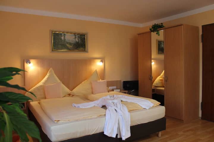 Hotel-pension Brigitte, (Bad Krozingen), Comfort Doppelzimmer Mit Dusche/wc - Freiburg im Breisgau