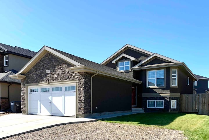 Spacious Stonebridge 4 Bedroom Home - Saskatoon