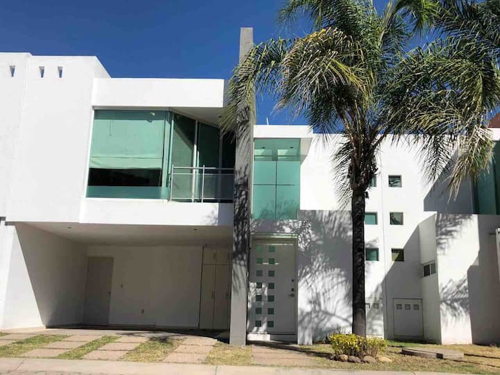 100% Equipada Y Comfortable. Casa De 3 Cuartos - Irapuato