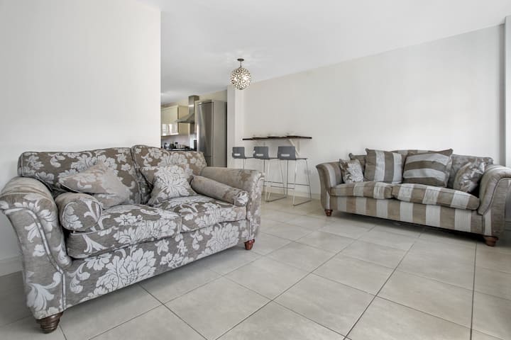 Modern Townhouse Near Royal Derby Hospital - Derby