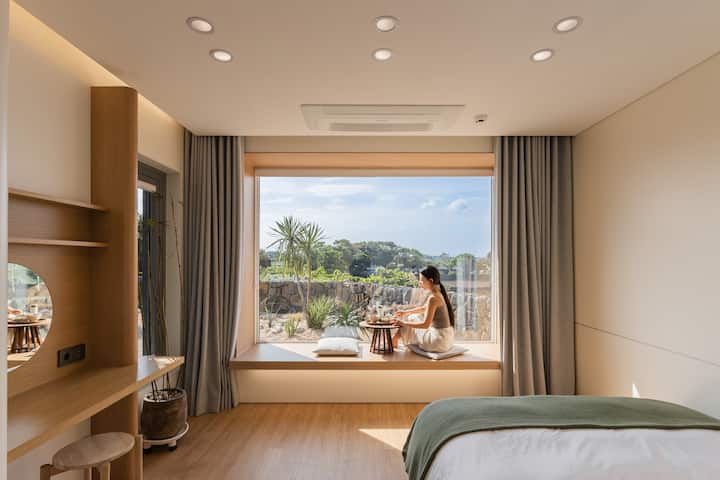 H 제주건축상.
독채.
24시간 무료 온수풀
침실3,욕실2
스누피가든,송당스벅 - Jeju-si