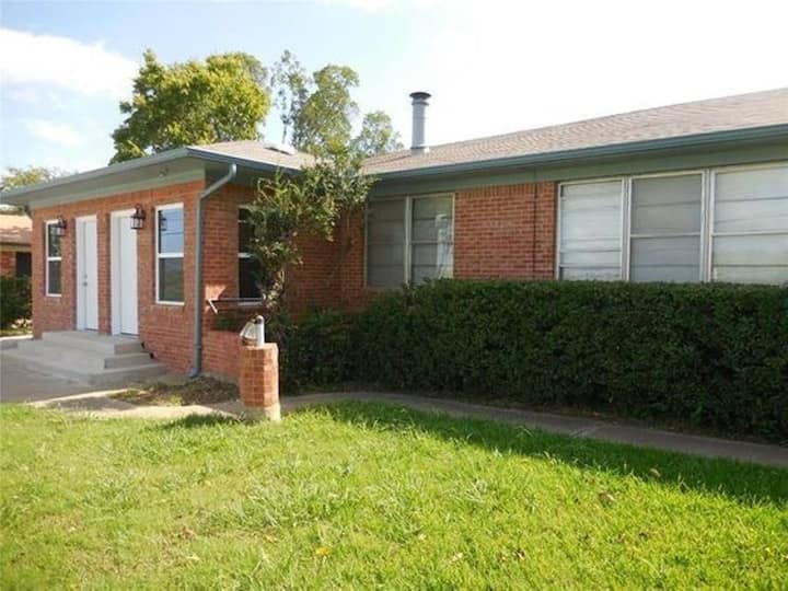 Unique Studio Apt Near Presby Hosp/ Unt/ Den. Sqr - Denton, TX