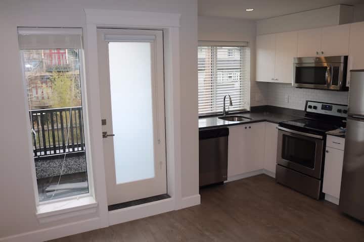 Centrally Located 2-level Guesthouse In Vancouver - North Vancouver