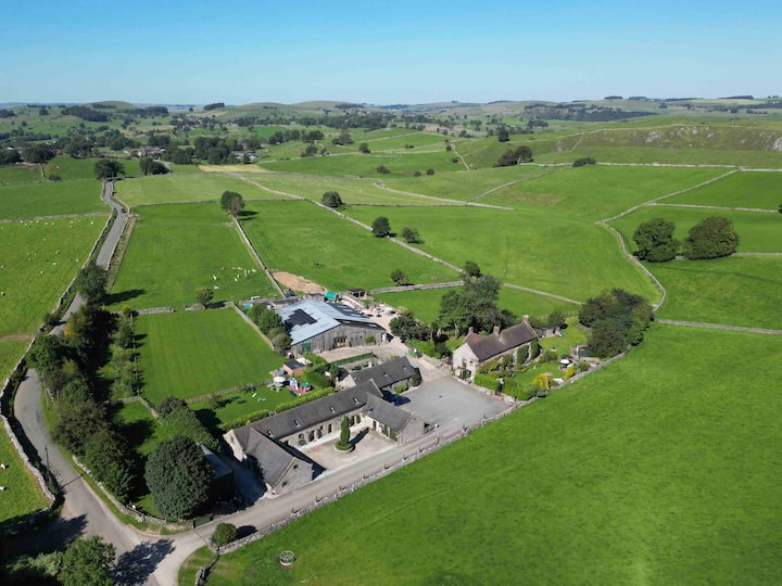 Dovedale Hideaway Hot Tub - Alpaca Goat Sanctuary - Staffordshire