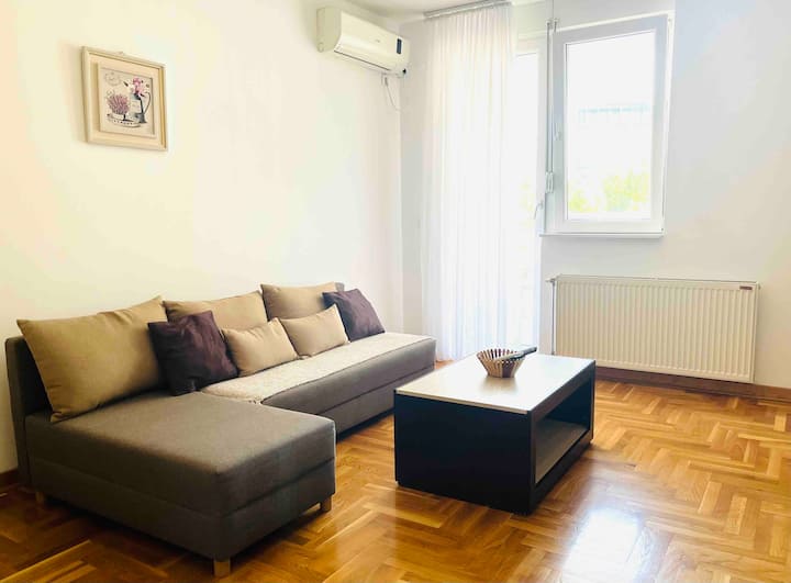 Central And Bright 2 Bedroom, 3 Balconies - Novi Sad