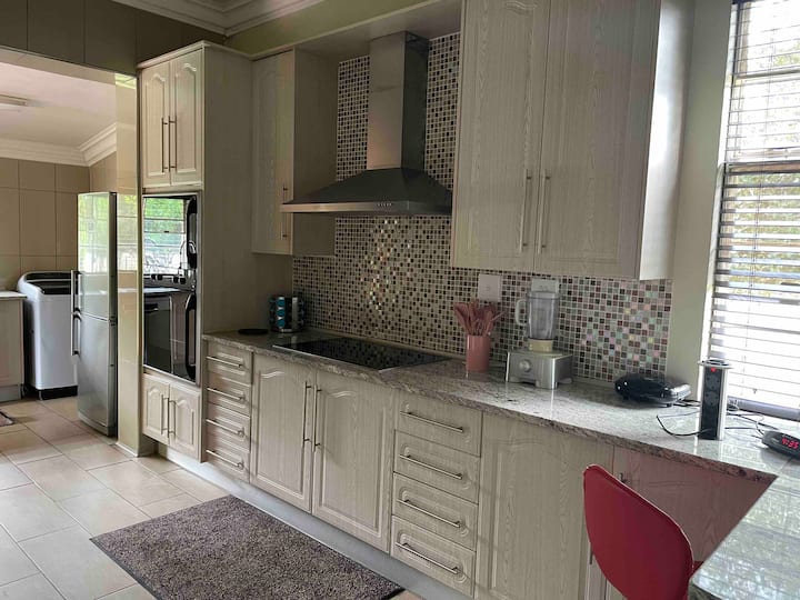 Cheerful & Spacious 3-bedroom Residential Home - Bothaville