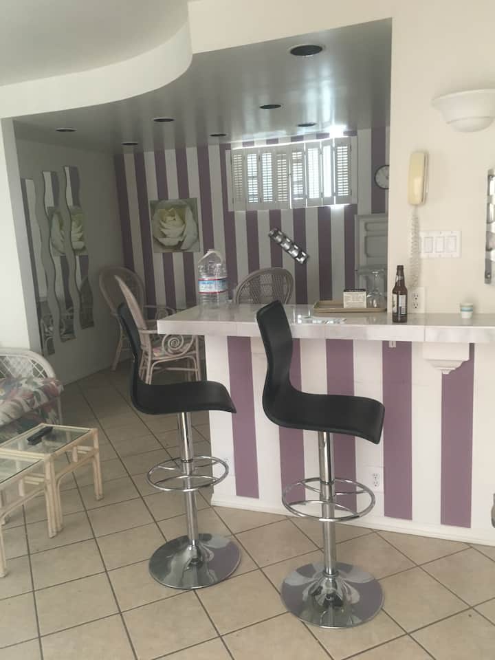 17 - Queen Suite - One Bedroom (Sleeps 2-3) - Palm Springs, CA