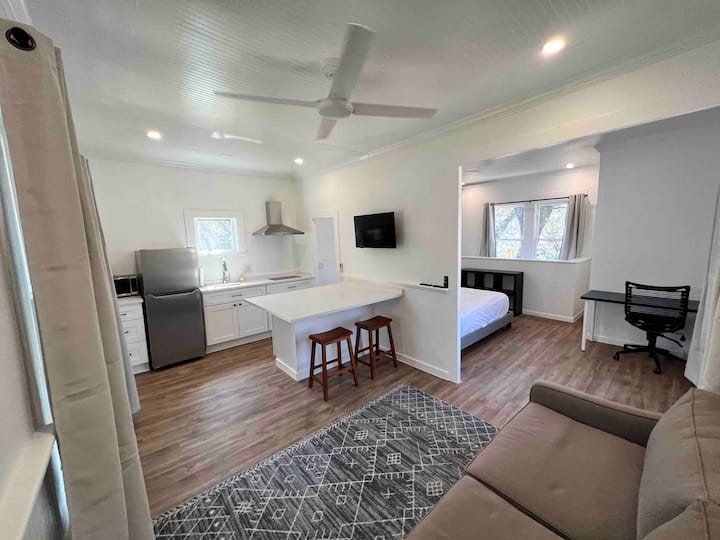 Central Austin Treehouse Blocks To Ut - Austin, TX