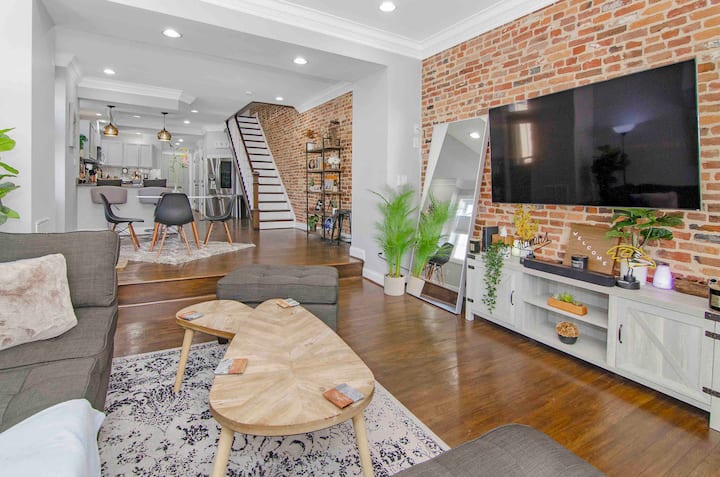 The Brick House | Modern Luxury Meets Charm City - ボルチモア, MD