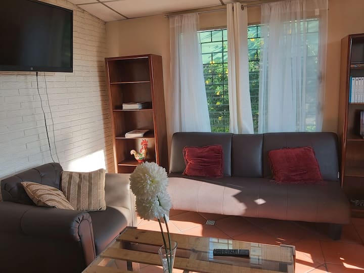 Casa Completa, Acogedora, Con Estacionamiento Propio, Y Negocios Cercanos Y Accesibles Para Todas Las Necesidades. - San Salvador