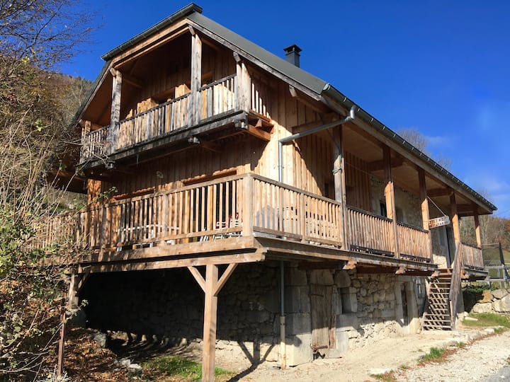 Aillon-le-vieux : Un Chalet De Pierre Et De Bois - Aillon-le-Jeune