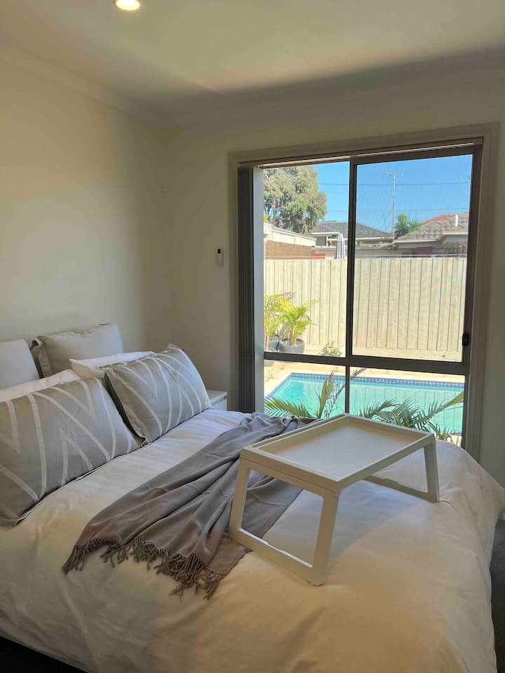 Self Contained Unit In Mill Park. - Melbourne