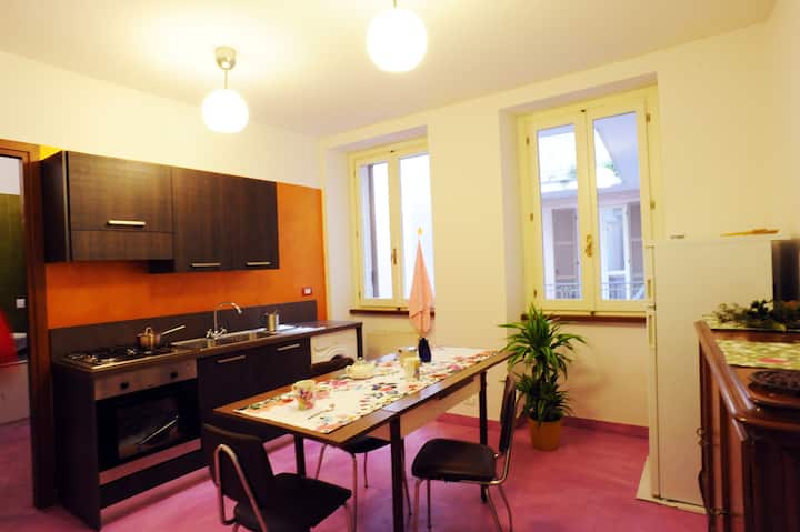 Colorful Double Room In Art Residence-ivrea Centre - Ivrea
