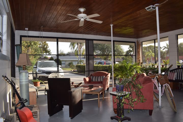 Walk To Siesta Key!  Mid-century Comfort & Charm - Siesta Key, FL