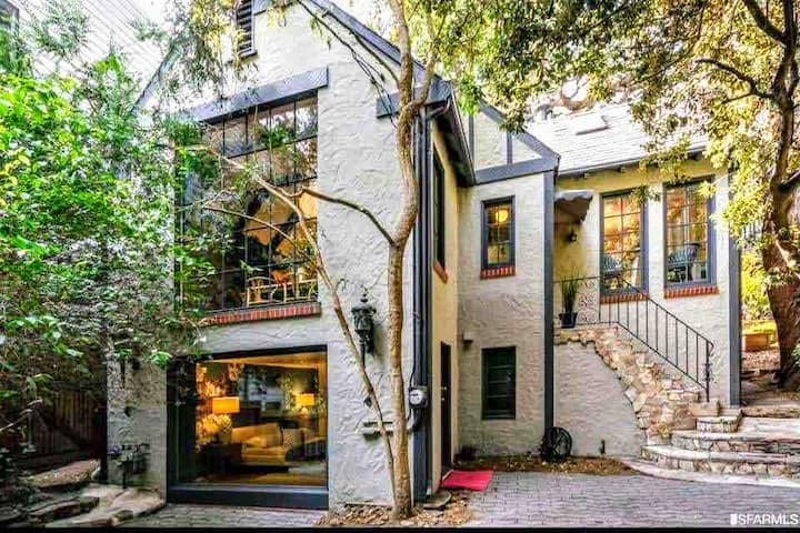 Vintage Chalet Surrounded By Nature + Hot Tub - San Francisco, CA