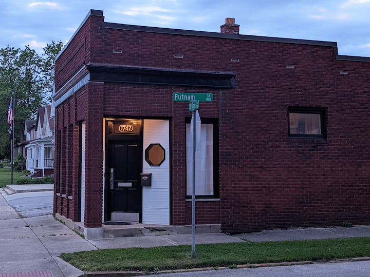 Brick Building W/bedroom - Near Downtown - Fort Wayne, IN