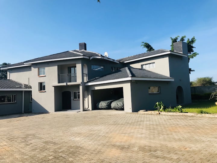 House Of Sharma - 6bed 5.5bath - Zimbabwe