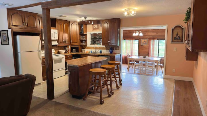 2 Bedroom, 1.5 Bath Old Florida Home On The Lake - Oviedo, FL