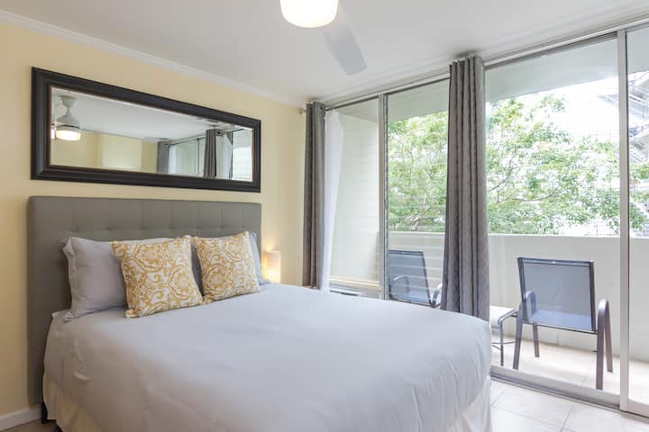 Cozy Modern Studio Steps Away From Waikiki Beach! - Honolulu