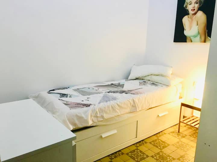 Habitación Interior Plaza Sagrada Familia (Mes) - Barcelona