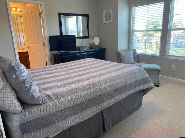 Queen Bed With Full Private Bath - Sacramento, CA
