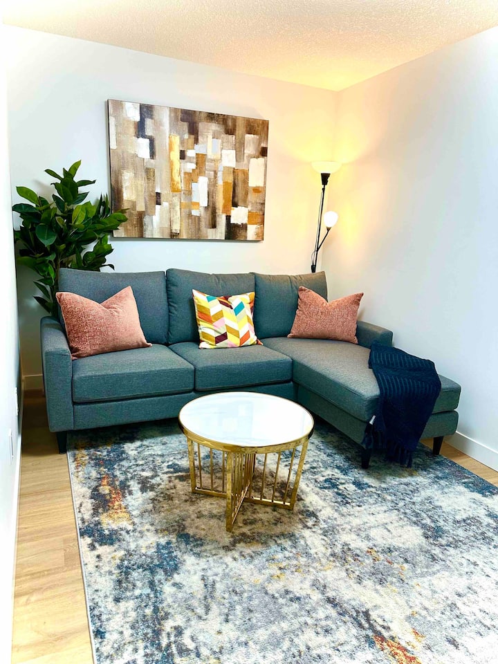 A Sleek Two Bedroom, Modern & Homely Suite - Edmonton