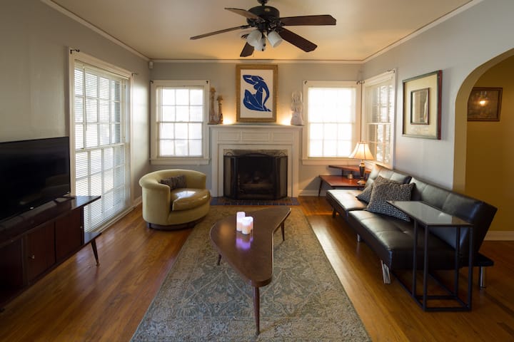 Private Home | 2 Br | Vintage Charm | Fenced Yard - Dallas, TX