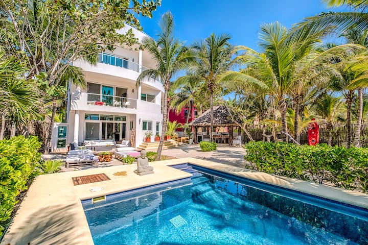 Sophisticated Beachfront Villa With Infinity Pool - Akumal