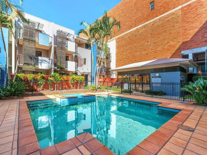 Spacious & Central Apt With Parking, Pool & Sauna! - Brisbane