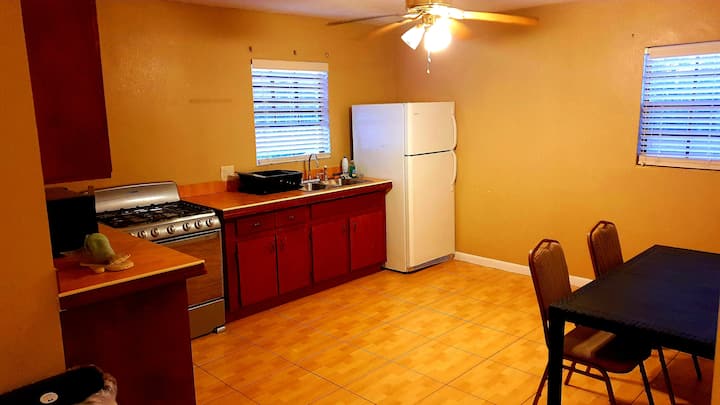 La Nesbitt's Guesthouse Your Home Away From Home - Freeport