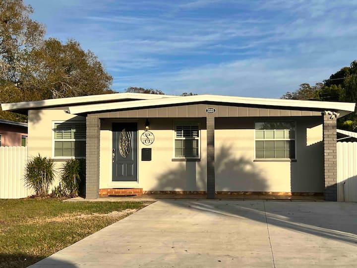 Beachy Retreat With Guest House! - San Petersburgo, FL