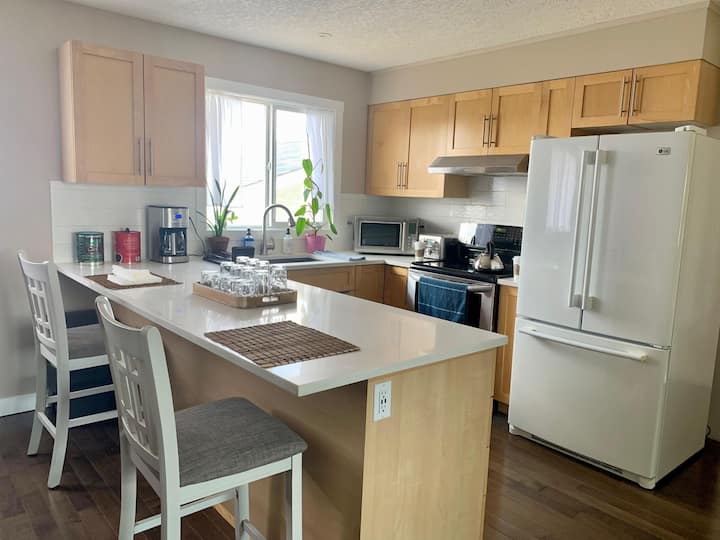 4 Bedroom Home 10 Mins From The Airport - Calgary