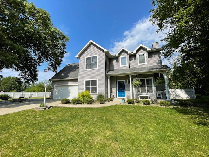 Spacious Family Friendly Vacation Home! - Stevensville, MI
