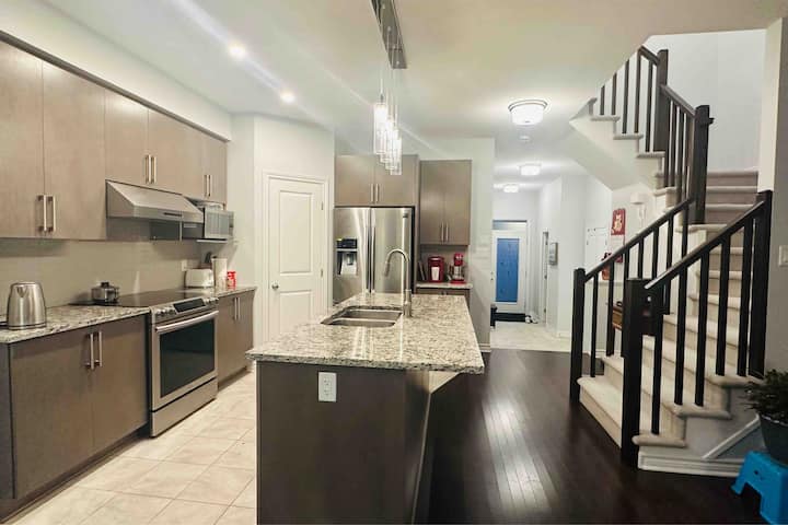 Fully Furnished 3-bdrm Townhouse In Halfmoon Bay - Ottawa