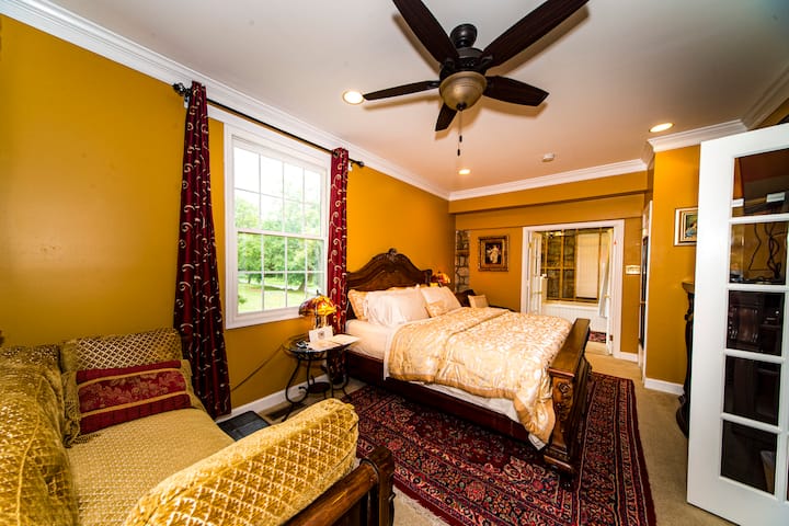 Stone Manor Boutique Inn - Silver Maple Suite - Harpers Ferry, WV
