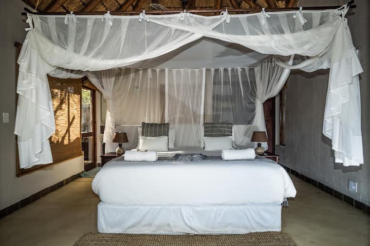 Raptors Lodge Villa With An African Bush Feel - Hoedspruit