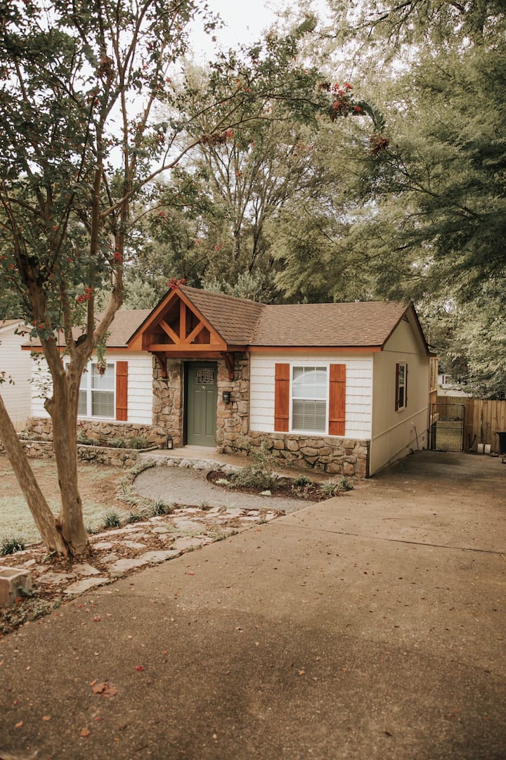 Close To The Races! The Woodlawn Guest Cottage - Hot Springs, AR