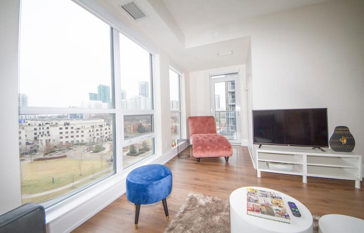 Bright 2 Bedroom + Parking Close To 401 - Toronto