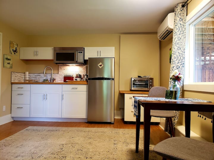 Cozy Sanctuary, Centrally Located Studio Suite - Salt Spring Island