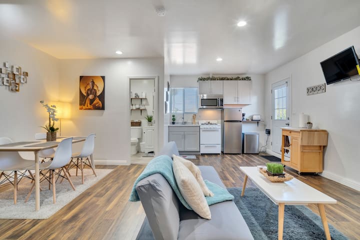 Chic Modern Studio Near La & Oc - Prime Location! - Covina, CA