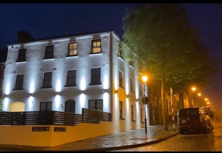 Westport Centre Apartment Sleeps 10. - Westport, Ireland