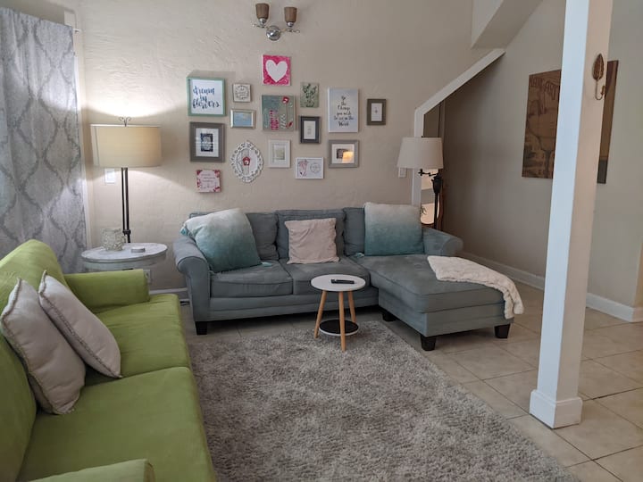 Large 2 Bedroom Unit, Short Walk To Downtown - Saint Petersburg, FL